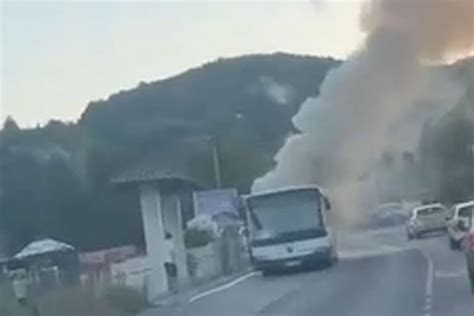 HOROR U BERANAMA Zapalio Se Autobus Pun Dece