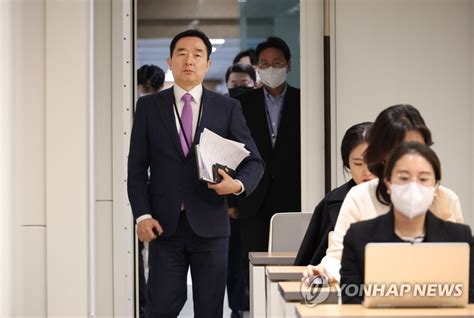 브리핑 입장하는 이도운 대통령실 대변인 연합뉴스