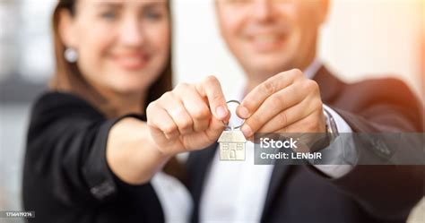 새 아파트의 열쇠를 보여주는 행복한 커플과 에이전시에서 키스 2명에 대한 스톡 사진 및 기타 이미지 2명 35 39세 40 44세 Istock