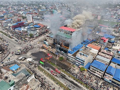 इटहरीको सेन्टर प्लाजामा आगलागी ११ जनाको सकुशल उद्धार Nepal Daily