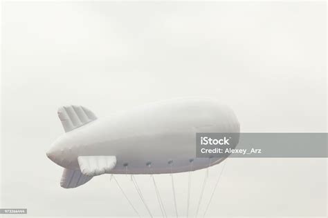 회색 하늘 구름 배경 로고에 대 한 장소를 가진 백색 풍선 비행선 0명에 대한 스톡 사진 및 기타 이미지 0명 공기 주입