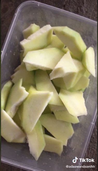 Segerrr! Ini Cara Bikin Rujak Mangga yang Viral di TikTok