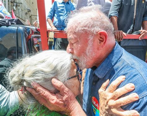 Lula é eleito presidente do Brasil na eleição mais acirrada da história