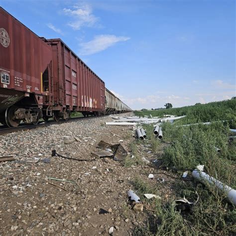 Krvn 880 Krvn 931 Kami Train Semi Crash In Dundy County Leaves