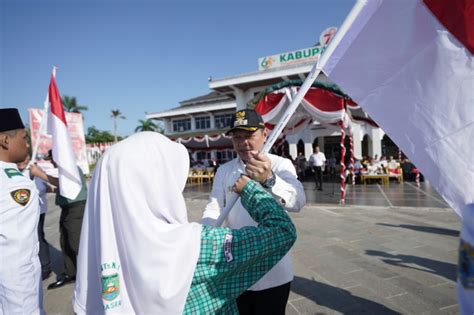 Semarakkan HUT RI Ke 78 Pemkab Paser Bagikan 4 000 Bendera Merah Putih