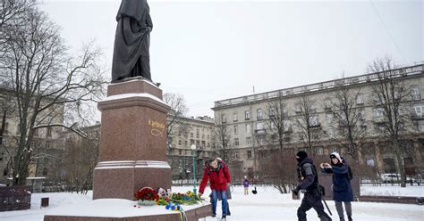 Russians Mark Ukraine War Anniversary With Flowers Arrests The
