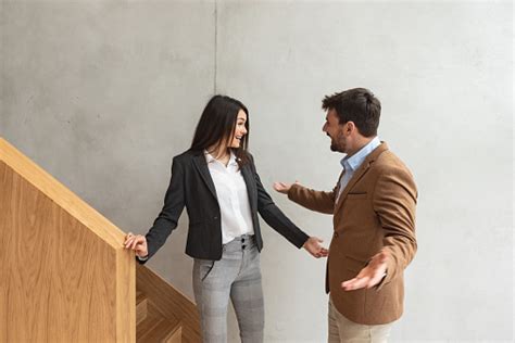 사무실 건물의 계단에서 만난 젊은 사업가들은 여성 승진에 남자 동료를 축하합니다 성공적인 행복한 노동자들은 그녀가 승진 할 때