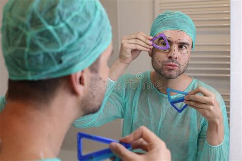 Paciente De Cirurgia Plástica Checando Sua Simetria Facial Foto de