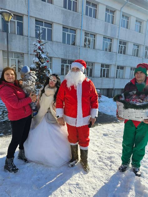 Община Ракитово Дядо Коледа зарадва и децата от