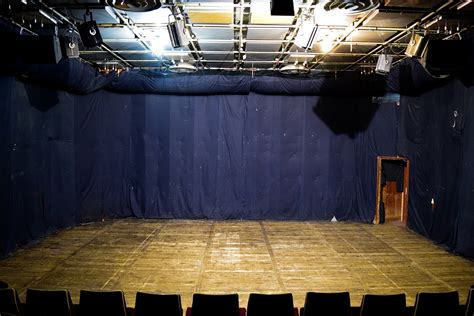 Зали и сцени Драматичен театър „Никола Вапцаров“