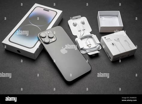 New Iphone 14 Pro Max And Apple Earpods Airpods White Earphones For