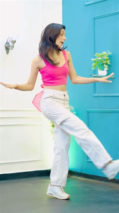 Shruti Mishra This Colour Makes Everything Cute 🩷🩷 Reelitfeelit