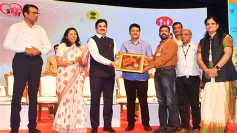 आरोग्य दिनानिमित्त नवीन योजना जाहीर उत्कृष्ट डॉक्टर्स जिल्हे व रुग्णालयांचा सन्मान आरोग्यं