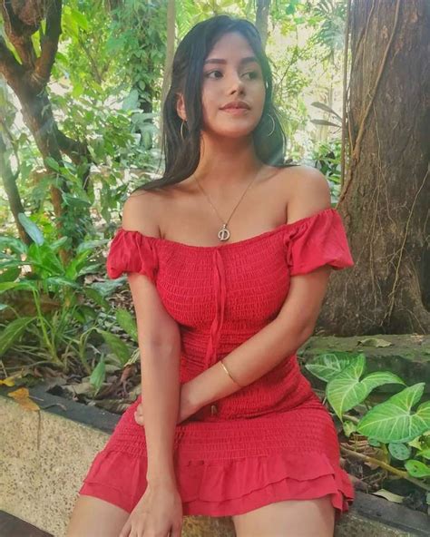 Jovencita Hermosa De Vestido Rojo Rompecabezas En Línea