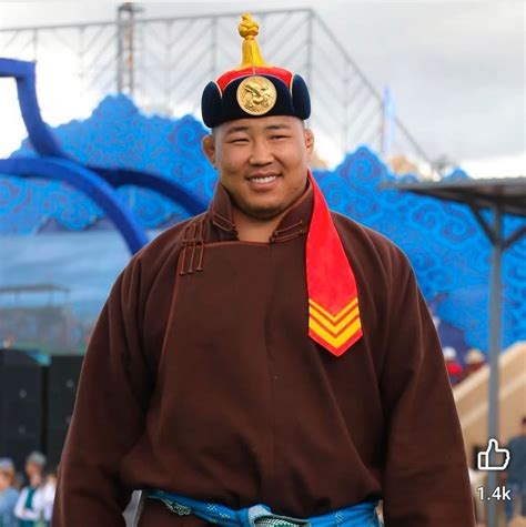 МОНГОЛ УЛСЫН ДАРХАН АВАРГА А СҮХБАТ П Бүрэнтөгс аварга монгол гутлынхаа ногтыг сур биш