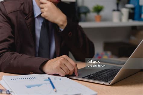 사업가는 책상에서 일하는 키보드에 타이핑을 한다 재무 및 마케팅 그래프 분석 문서 및 차트 데이터 분석 사무실 작업 공간 개발에