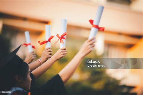 대학 졸업 증명서를 들고 검은 모자를 쓰고 졸업생 개념 교육 축하 졸업식 대학의 졸업생을 축하했다 교육에 대한 스톡 사진 및