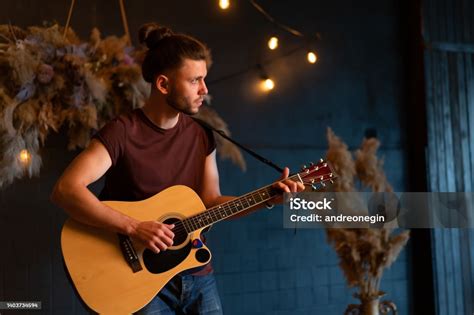 어쿠스틱 기타를 연주하는 남성 뮤지션 기타리스트가 콘서트무대에서 클래식 기타를 연주합니다 20 24세에 대한 스톡 사진 및 기타 이미지 Istock