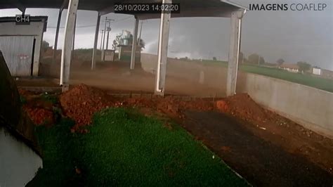 Vídeo Tornado Arranca Cobertura De Galpão E Causa Estragos Em São José