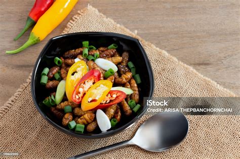 누에 푸페 그릇에 조미료와 자루에 숟가락으로 요리 곤충 고기로 만든 식품 으로 먹는 음식 곤충은 단백질 식용의 좋은 소스입니다 엔토모파기 개념 0명에 대한 스톡 사진 및