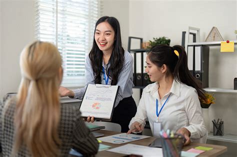 회의 중에 프로젝트 차트와 데이터를 발표하는 다양한 비즈니스 팀 3 명에 대한 스톡 사진 및 기타 이미지 3 명 The Colleagues Fundraising