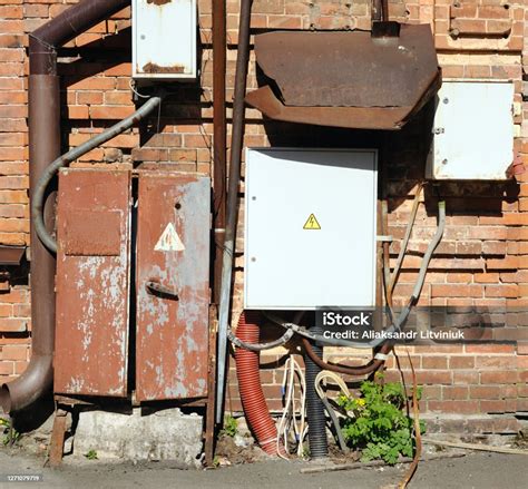 파괴 된 제조 공장의 내부에 오래된 깨진 배전반 부서지고 분해되고 약탈된 전기 배전반 깨진 오래 된 방패 장비 작업의 제어판 산업용 쓰레기 0명에 대한 스톡 사진 및 기타