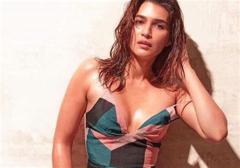 Janhvi Kapoor To Esha Gupta Bollywood Actresses Who Have The Perfect Curves