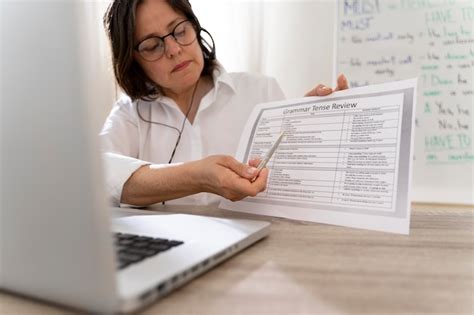 Professora de inglês dando aulas online Foto Grátis