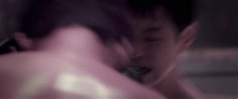 Shirtless Handsome Korean Boxer Fightdefeat Koed Dead En Anglais