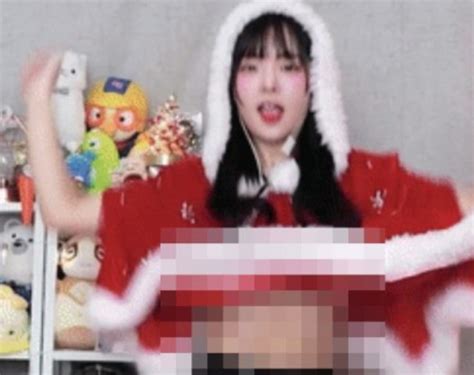 현재 손가락 욕과 속옷 노출해 욕 먹고 있는 유명 여BJ 포스트쉐어