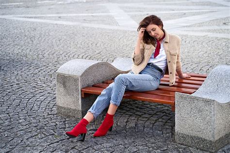 Bella Joven Con Pantalones Vaqueros De Chaqueta De Peluche Y Camisa