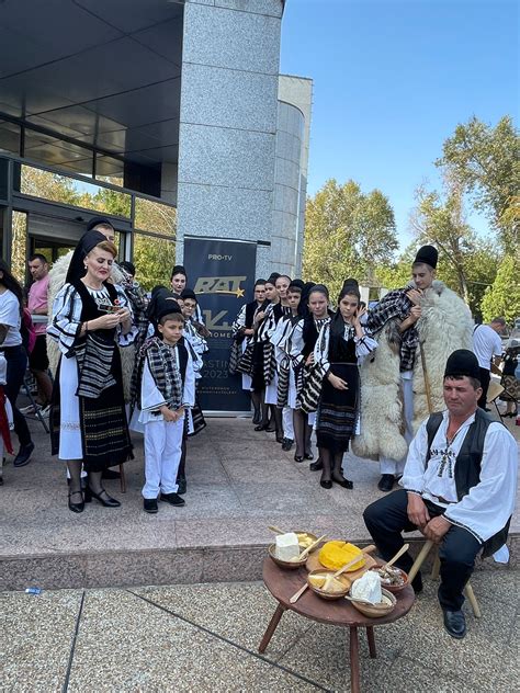 Foto Tinerii din grupul Nedeia au impresionat jurații de la Românii