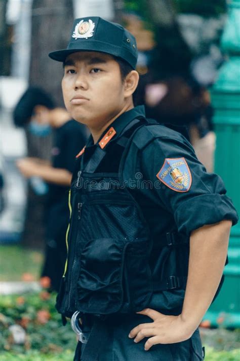 越南警察在越南胡志明市举行户外活动保护秩序 编辑类图片 图片 包括有 户外 活动 设备 聚会所 214842090