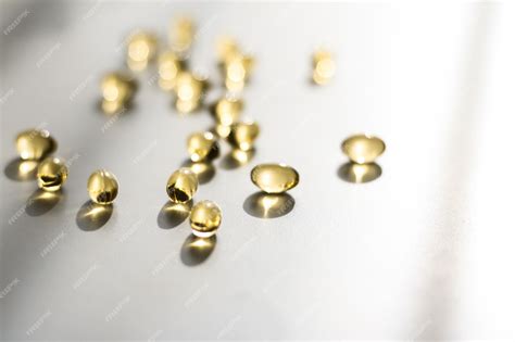 Comprimidos De Vitamina D E ômega 3 Dourados Para Dieta Saudável