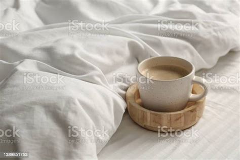 부드러운 담요가있는 침대에 향기로운 커피 한 잔 클로즈업 텍스트를 위한 공간 침대에 대한 스톡 사진 및 기타 이미지 침대