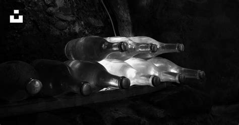 Foto Un Par De Botellas Que Están En Un Estante Imagen Vino Gratis En