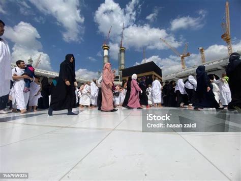 사우디 아라비아 메카의 하람 모스크에 있는 카바의 무슬림 순례자들 아침에 움라 공연 Ramadan Kareem에 대한 스톡 사진