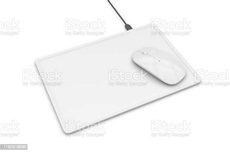 브랜딩 또는 디자인 프레젠테이션을 위한 컴퓨터 마우스가 있는 빈 무선 충전 마우스 패드 3d 렌더링 그림입니다 0명에 대한 스톡
