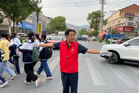 目睹学生出车祸，湖南一老师在事发地站岗16年 综合 新湖南