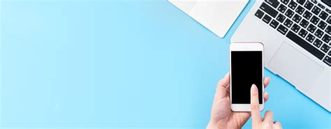 여자는 최소한의 블루 데스크 온라인 쇼핑 결제 집에서 인터넷 작업의 개념으로 고립 된 스마트폰을 들고 전자 상거래 복사 공간 평 신도 평면도 모의 가리키기에 대한 스톡 사진