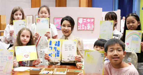 김건희 여사 ‘광폭 행보 시동우크라 아이들 만나