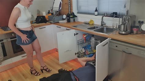 Femme Au Foyer Salope Qui Sennuie Baise Un Lectricien Dans La Cuisine