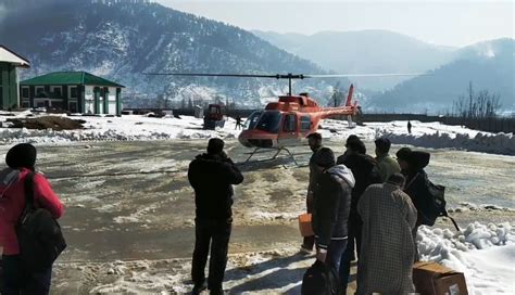 North Kashmirs Razdan Pass Receives Light Snowfall Traffic Unaffected