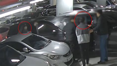 핫클릭 잠복 중인 형사 차 털려던 20대 체포 外