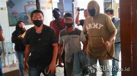 Dobrak Pintu Kamar Karena Curiga Suara Pria, Suami Pulang Kerja Pergoki Istri Bugil Bareng ...