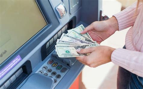 Банки не будут брать комиссию за снятие наличной валюты до 9 марта 2023