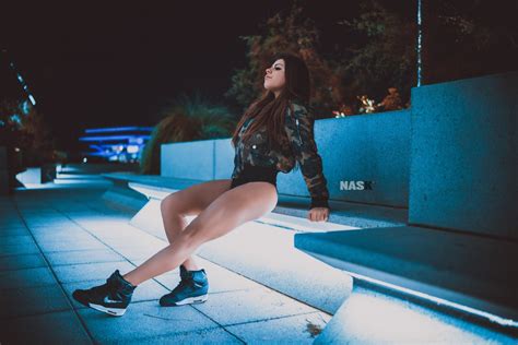 Fondos de pantalla mujer modelo morena piernas sentado azul suéter Moda zapatillas