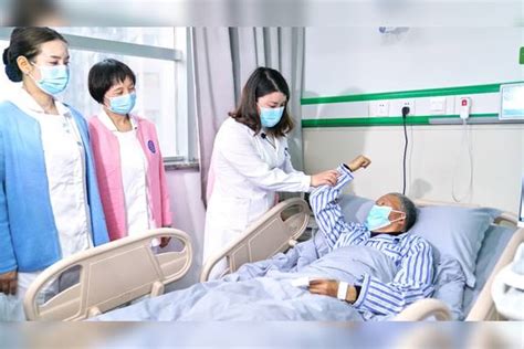代表建议：推行互助养老志愿服务积分模式，“低龄积时间、高龄兑服务”