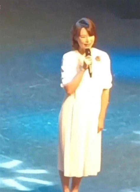 51岁董卿重返舞台！与儿子同台朗诵诗歌，白裙装扮美丽动人