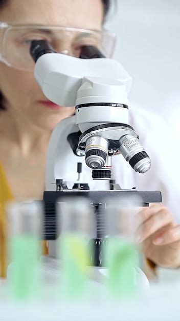 Premium Photo Woman Scientist Using Microscope In Laboratory